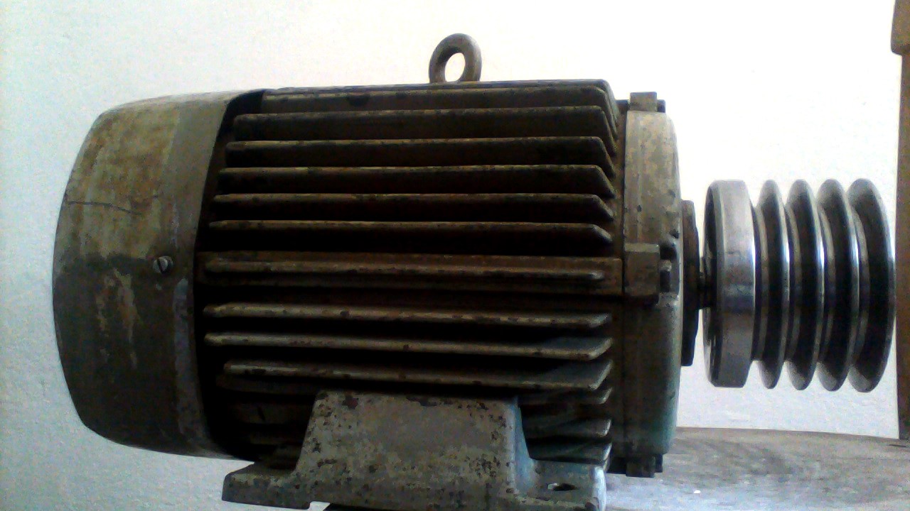 Prodám patkový el.motor 380V,4kw,1440ot/min.,hřídel motoru průměr 28mm ...